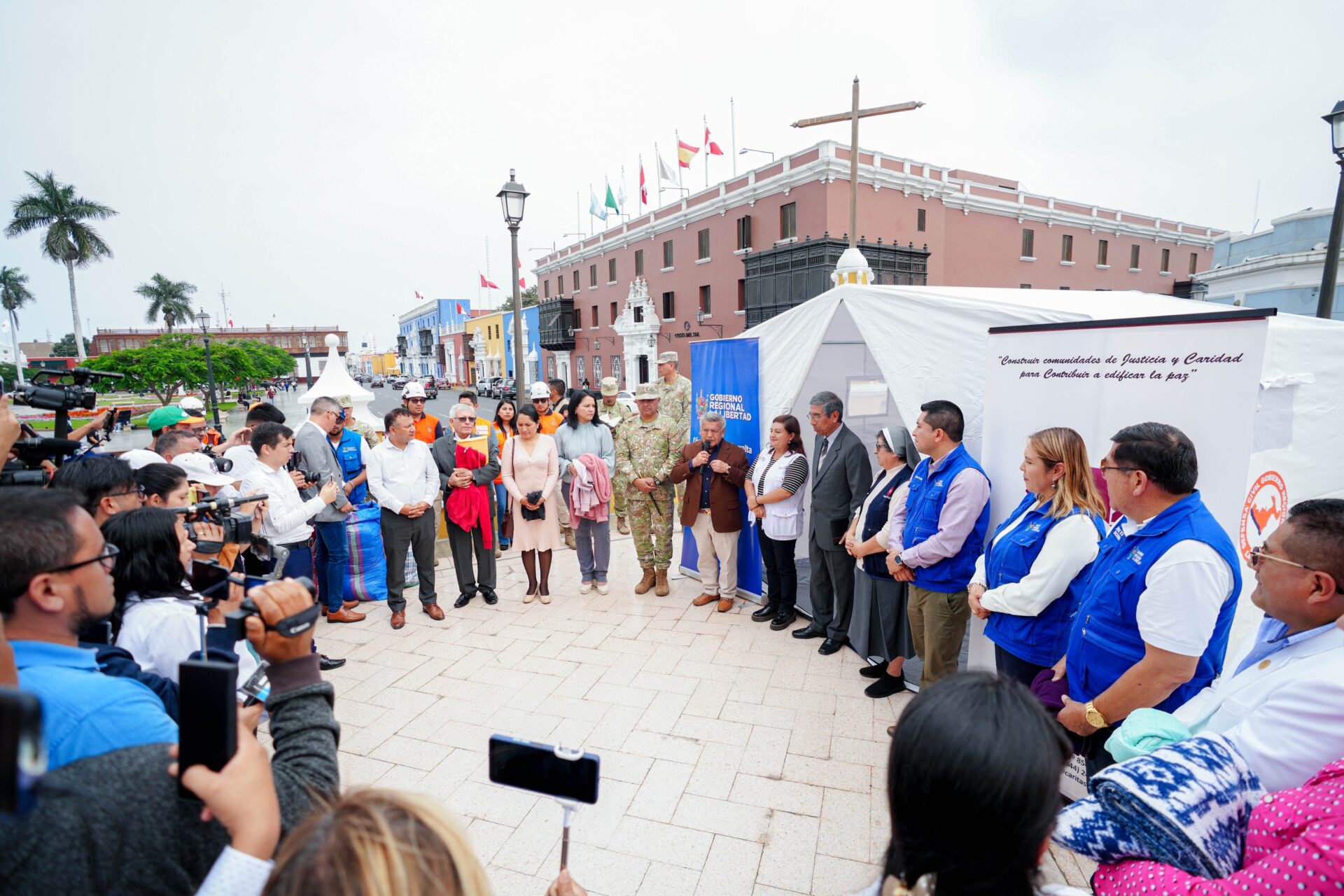 Miles de prendas fueron donadas para abrigar a más de 800 niños en Chugay