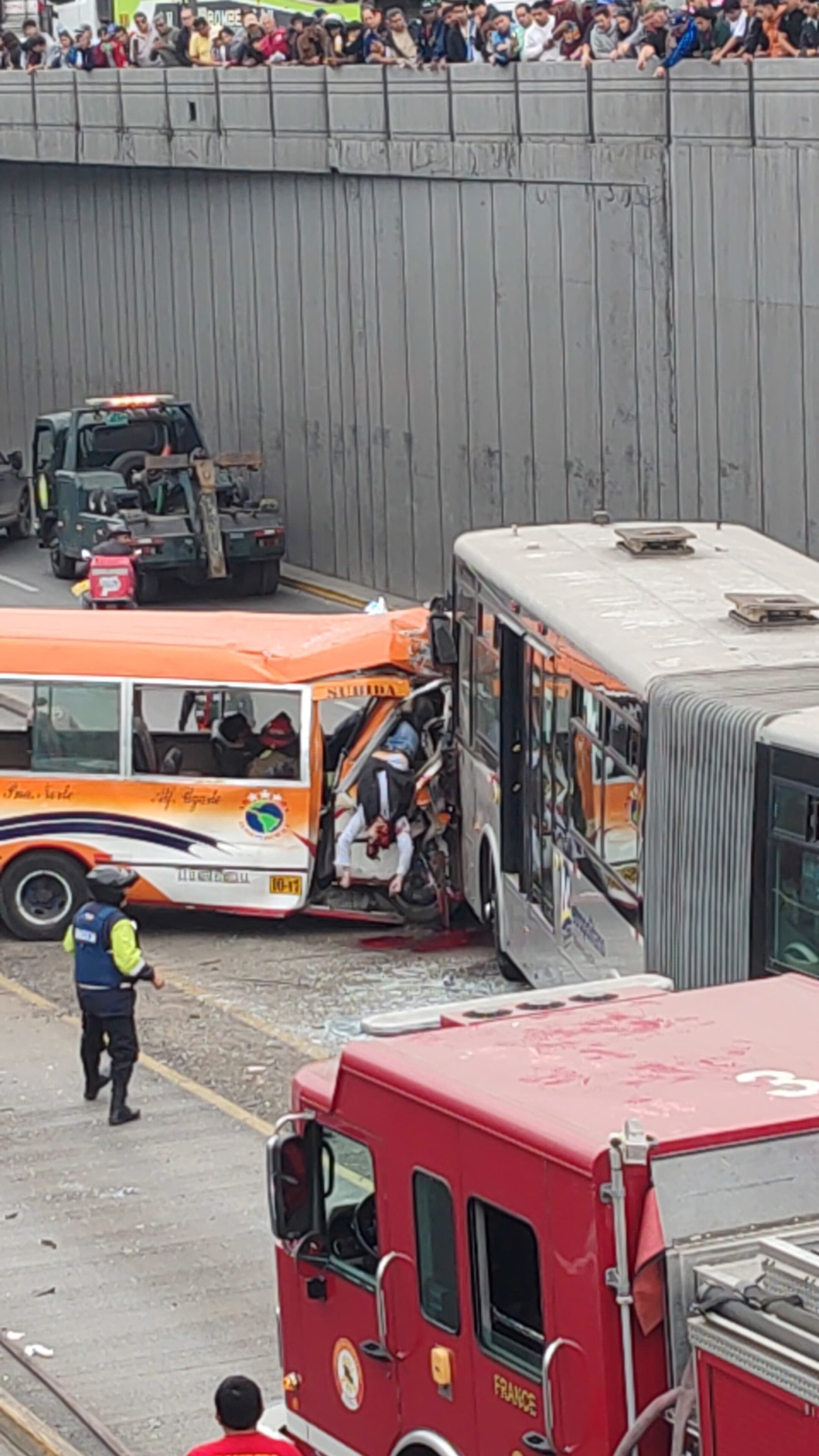 Tragedia en Lima: 3 fallecidos y 17 heridos tras choque entre bus de ...